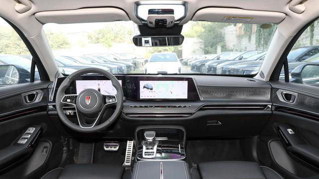 售价32.98万元起，2025款红旗H9上市，标配8AT，竞争奔驰E级