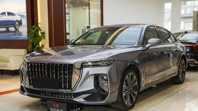 售价32.98万元起，2025款红旗H9上市，标配8AT，竞争奔驰E级