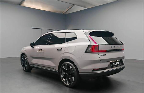 沃尔沃全新混动SUV XC70官宣，定位中型SUV，纯电续航超200km