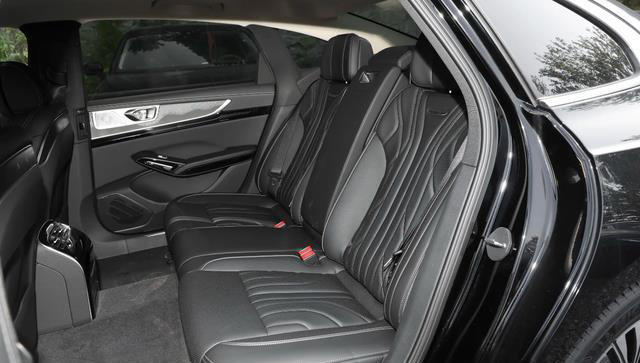 售价32.98万元起，2025款红旗H9上市，标配8AT，竞争奔驰E级