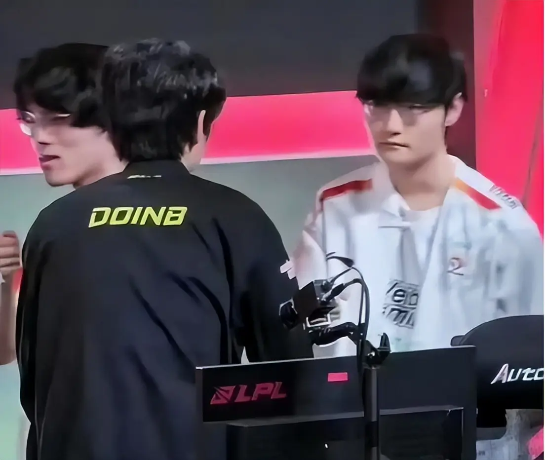 Doinb是懂流量的！赛后碰拳图成表情包，网友：怎么能笑成这样