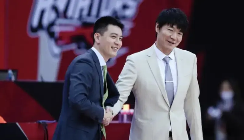 杨鸣休赛季太忙碌！NBA+CBA连轴转，G2将搭档邱彪解说总决赛！