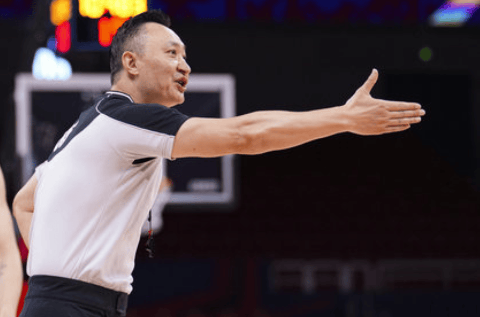 国内媒体：闫军将作为中方副裁执法今晚CBA总决赛G2