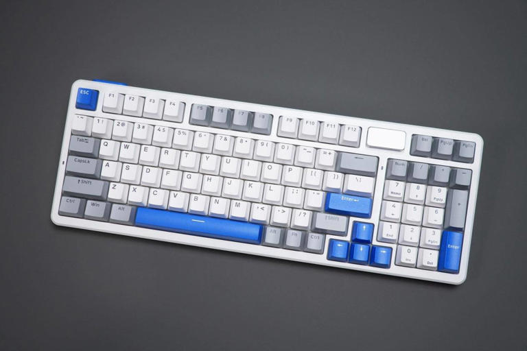 Z世代新宠：雷柏V700DIY-98机械键盘，个性定制高性价比体验如何？