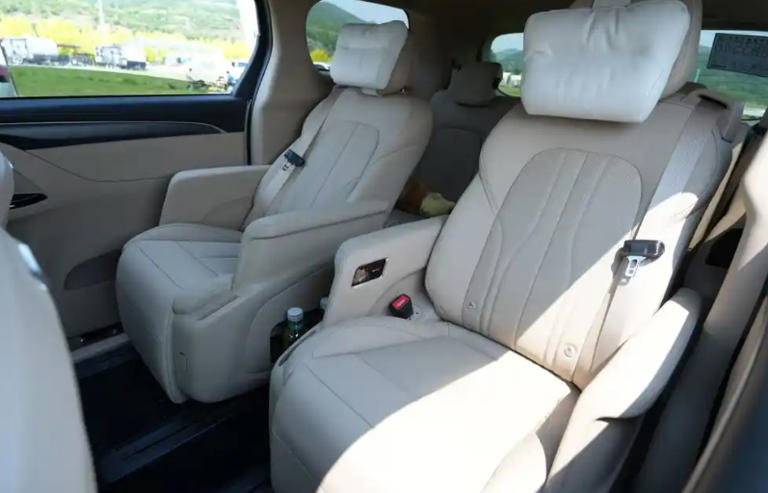 别克 GL8 陆尚正式开启交付！售价为 24.99-28.99 万元