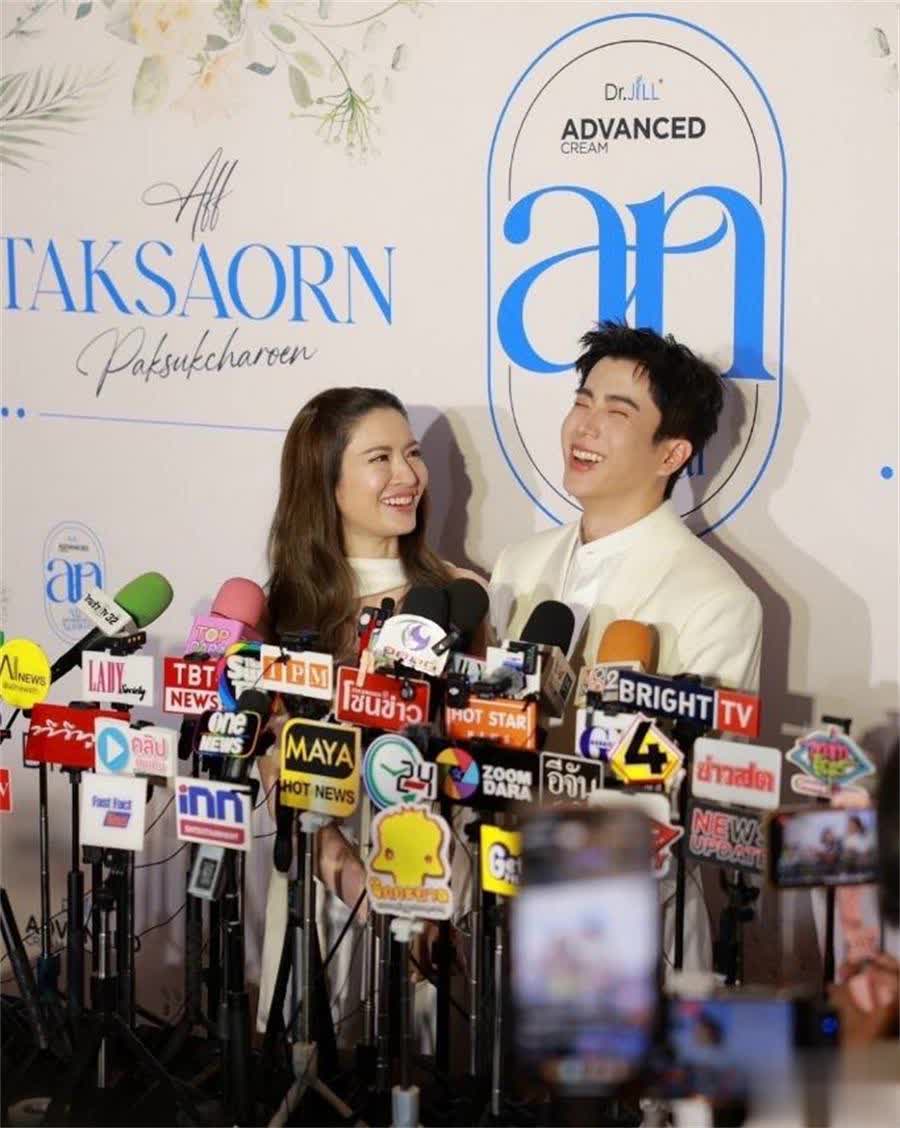 泰剧女神Aff和男友Nonkul参加活动，现场似婚礼美女落泪