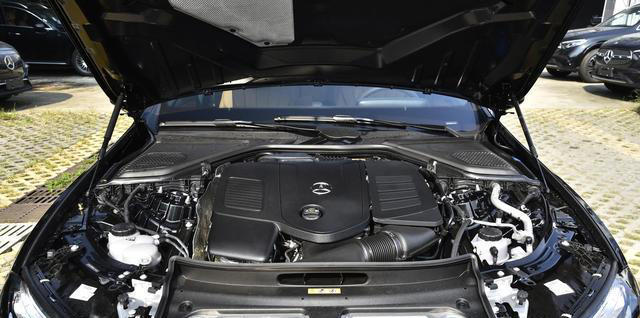 奔驰“不坑穷人”！降15万，长超5米，2.0T+9AT+四驱，开着有面子