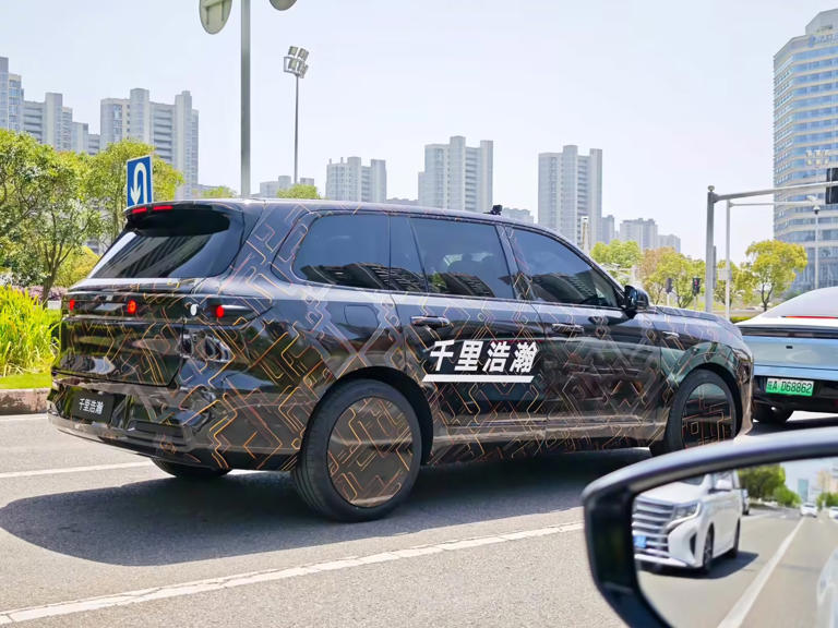 吉利银河 M9 无伪装实车曝光：定位“AI 科技大六座”旗舰 SUV