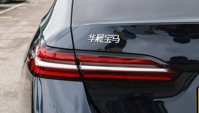 宝马5系“扛不住”了！降到28万多，2.0T+8AT，比奥迪A6L划算？