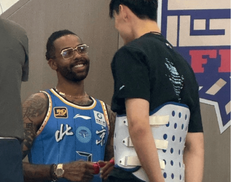 媒体人晒照：拉塞尔身穿曾凡博球衣亮相CBA总决赛G6现场