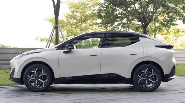 入门就有530公里续航，标配4.5C快充电池，领克Z20选购指南