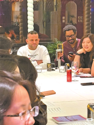 这个美国青年把英语角炼成文化社交圈