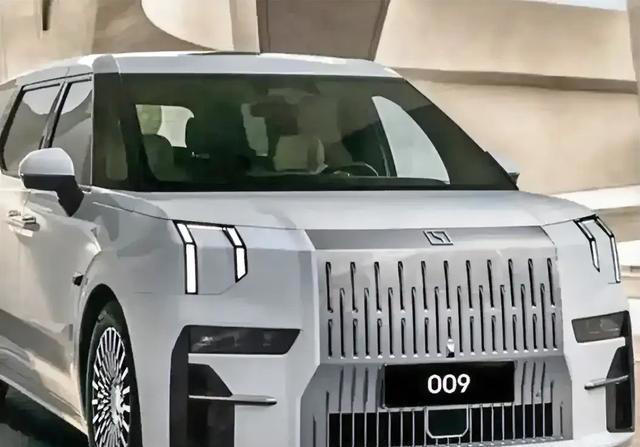 极氪009：2000MPa双A柱+85km／h追尾测试无伤，纯电MPV安全天花板