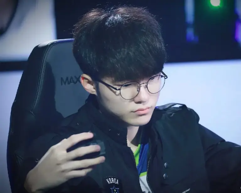 Faker被Zeka打出逆天差距！T1沦为全局BP受害者？朱开怒斥IG老板