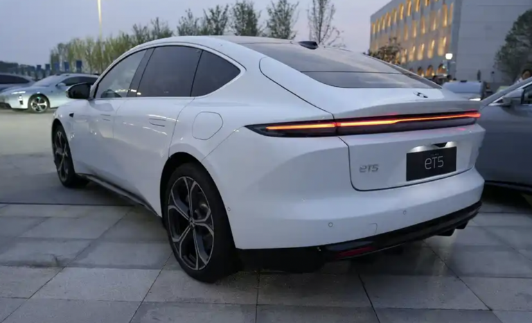 新款蔚来ET5加量不加价，能抢走宝马i3用户吗？