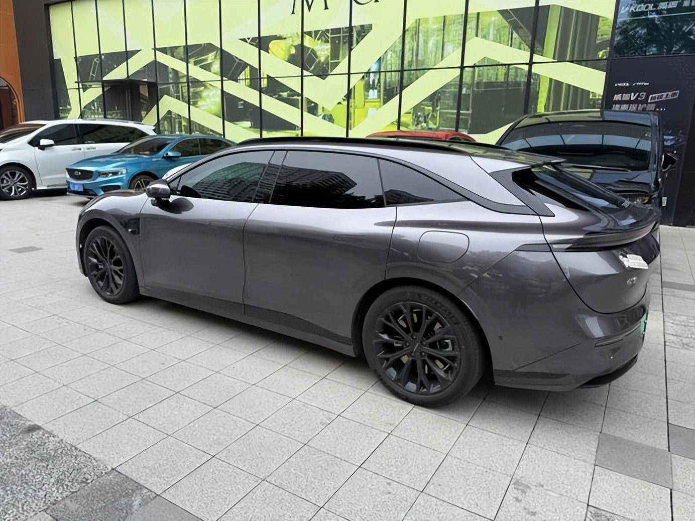 极氪007GT与001，看了实车发现两车不是一个等级