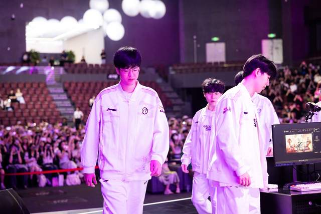 LOL淘汰赛揭幕战：两大超级上单对决，LPL官方热度爆棚！