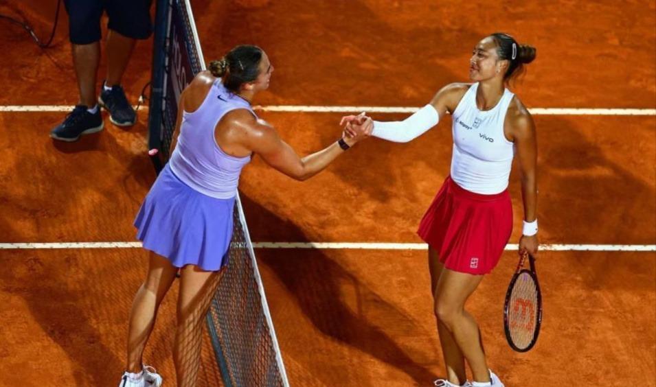 CCTV5直播，17：00，郑钦文VS世界第1萨巴伦卡，4连胜强势冲冠