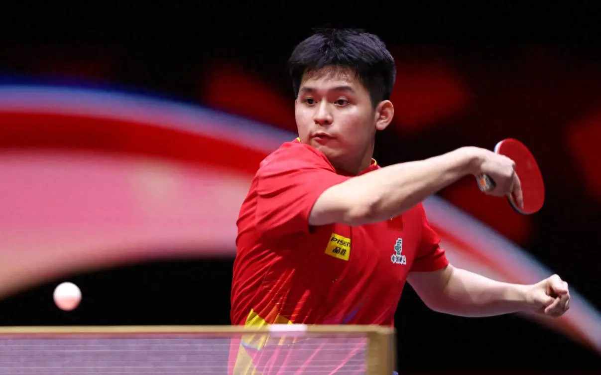 林诗栋又犯发球违规老毛病！对手擦边主动示意，3线作战2胜1负