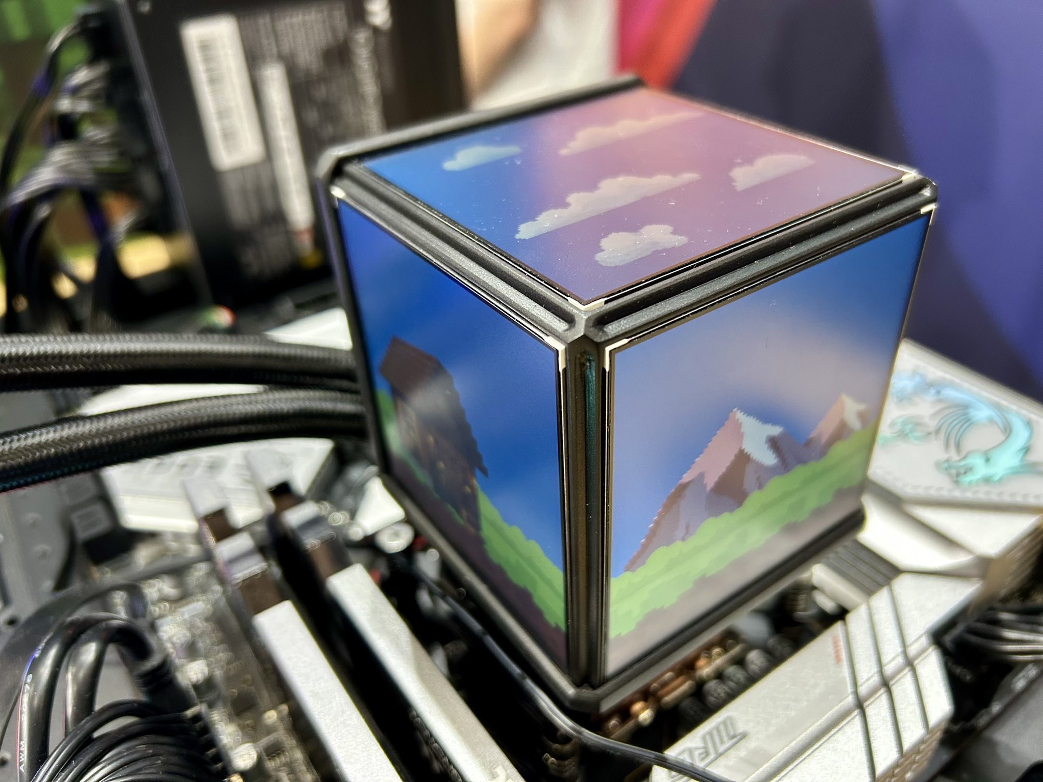 四面屏方块冷头，曜越 MINECUBE 360 Ultra ARGB Sync 一体水亮相