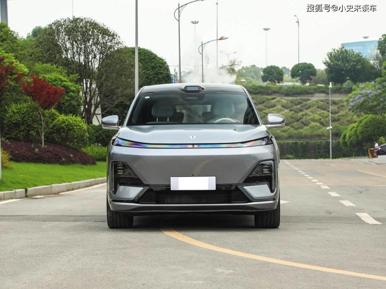 深蓝S09大六座增程SUV上市，20万起售配空悬，能否挑战理想L9地位？