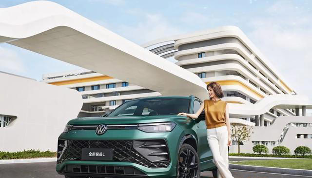 大众全新中型SUV，14万起，三块屏幕+2.0T发动机，最大220马力！