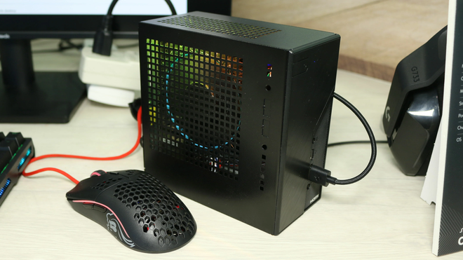 华擎展示首款 Q870 小主机：1.92L 体积，搭载酷睿 Ultra 9 285