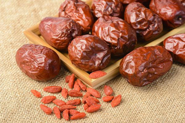 红枣枸杞泡水喝的功效是什么？比你想的要多一些！