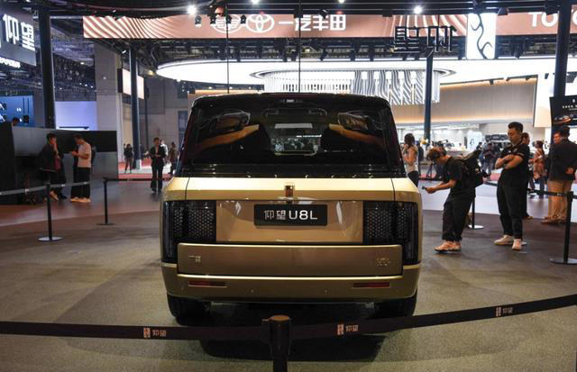 仰望U8L，不仅加长，配24K真金车标