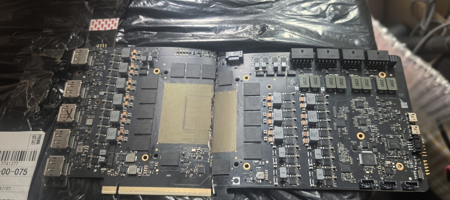 4 组 12V-2×6 供电，英伟达一 GB202 GPU 显卡工程样板曝光