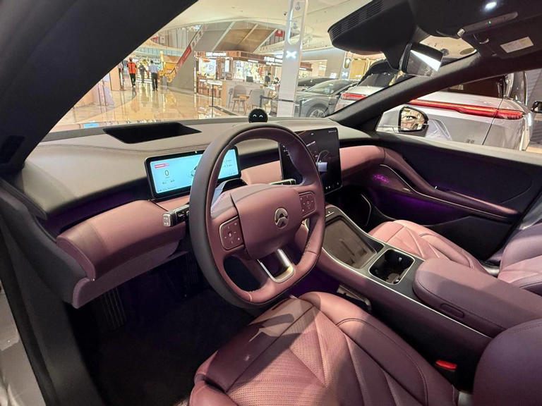 实拍蔚来et5全新内饰解读：横屏、怀挡、新NOMI