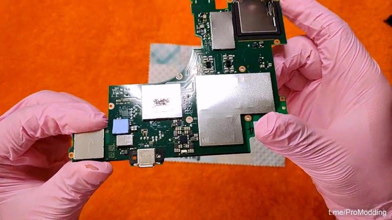 任天堂 Switch 2 游戏掌机首拆：定制英伟达 GMLX30-A1 芯片