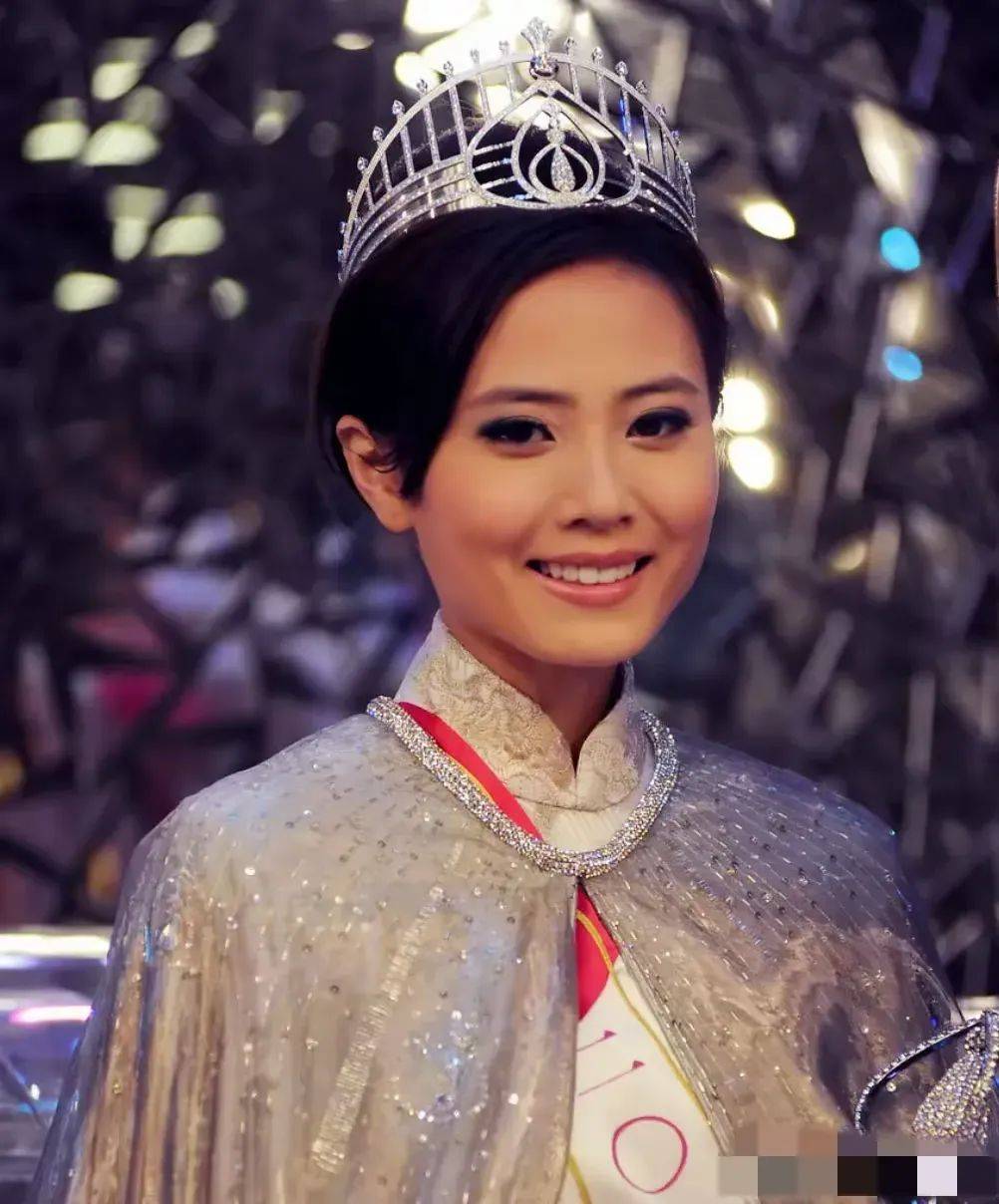 TVB港姐冠军朱晨丽混入上流圈，与百亿富二代传绯闻，与曾志伟亲密合影