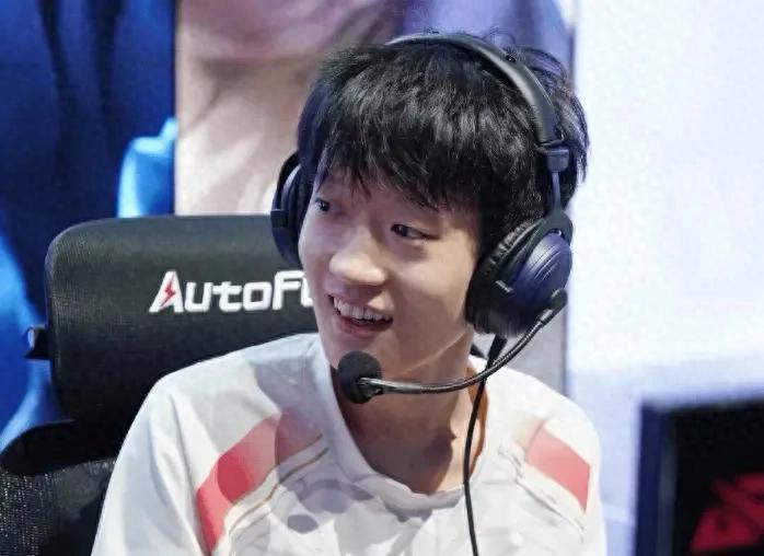 “LPL香克斯双重否定Knight”火了，MSI争夺战，Uzi公开S8内幕