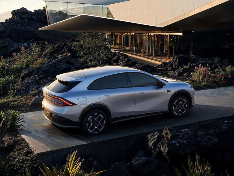 小鹏G7纯电中型SUV来袭！预计25万起售，设计犀利续航如何？