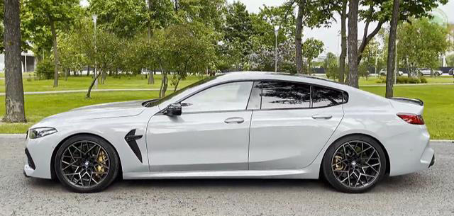 全新宝马M8，造型低趴时尚，搭载4.4T+V8引擎，3.2秒破百！