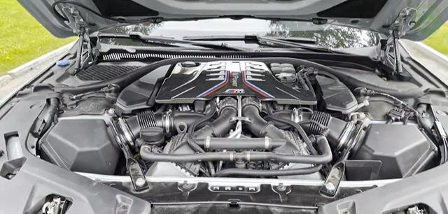 全新宝马M8，造型低趴时尚，搭载4.4T+V8引擎，3.2秒破百！