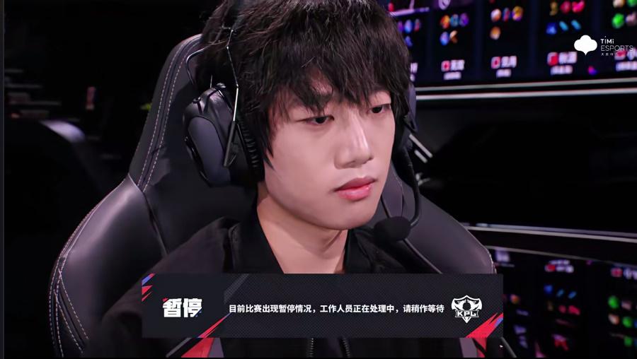济南RW对阵北京JDG第一局比赛中，出现暂停情况，请稍事等待