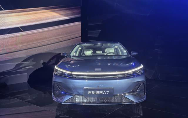 主攻10万级市场 吉利银河A7 EM-i实车亮相 综合续航超2100km