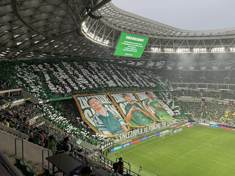 致敬传奇，赛前国安球迷举起张稀哲国安生涯400场纪念TIFO