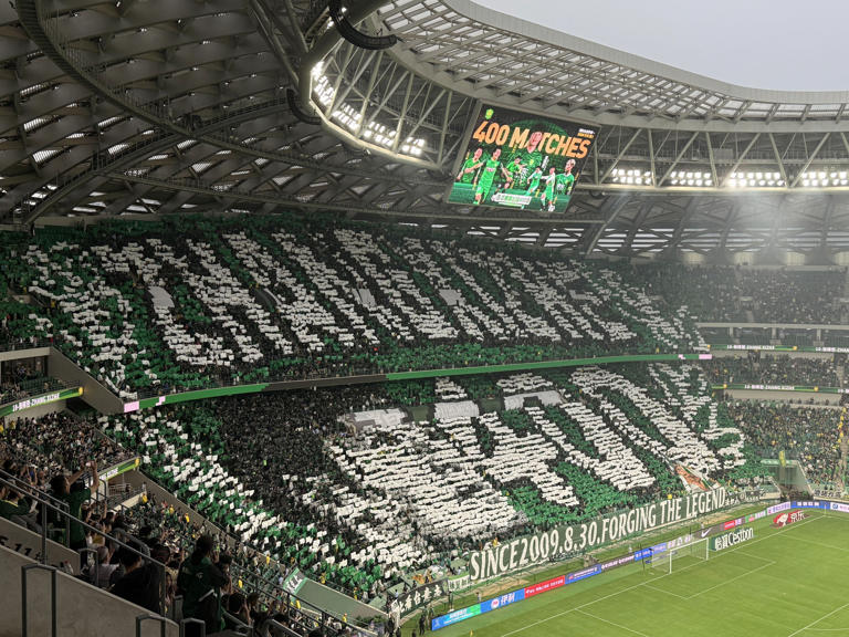 致敬传奇，赛前国安球迷举起张稀哲国安生涯400场纪念TIFO