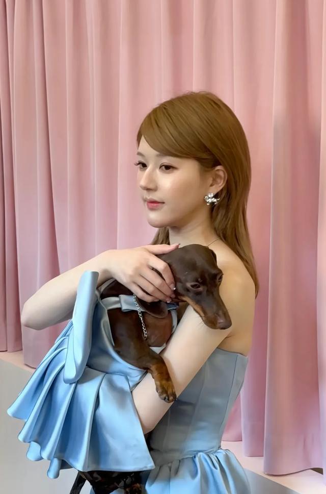 赵露思带狗穿母子装亮相！状态大变引热议，真没资源了？