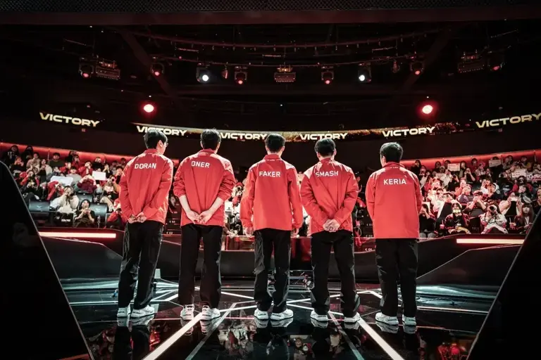 至少能暂时开心24小时！T1战胜充电宝KT，将与HLE争夺MSI最后门票