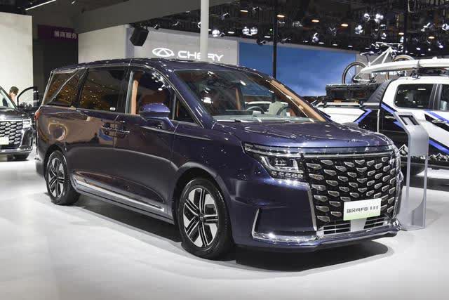 江淮瑞风RF8 PHEV尊御型亮相2025粤港澳车展，配置更豪华