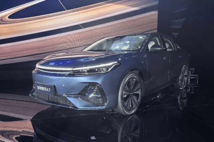 吉利银河A7 EM-i黑科技亮相，AI电混能否助力续航超2100km？
