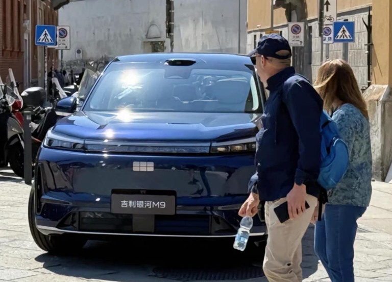 全新吉利银河M9实车现身街头！综合续航超1500km