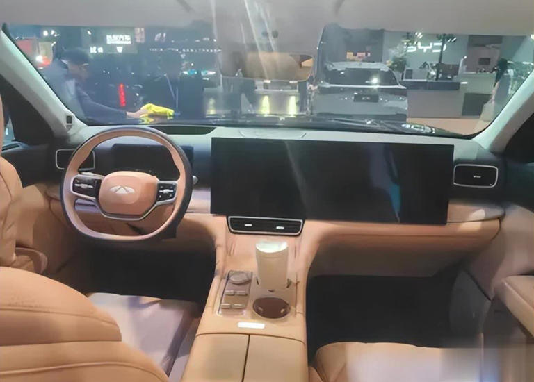 激光雷达配23个喇叭！奇瑞风云T11亮相，L9车主会羡慕？