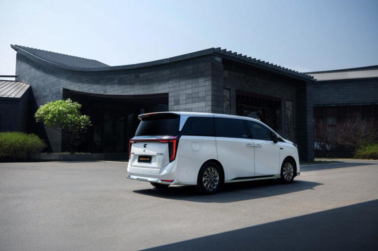 中国MPV成功！配华为乾崑智驾+DeepSoft双重力座椅