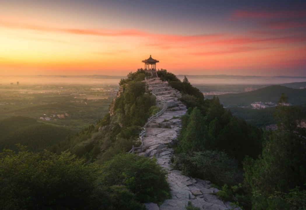 定格日照山峰时