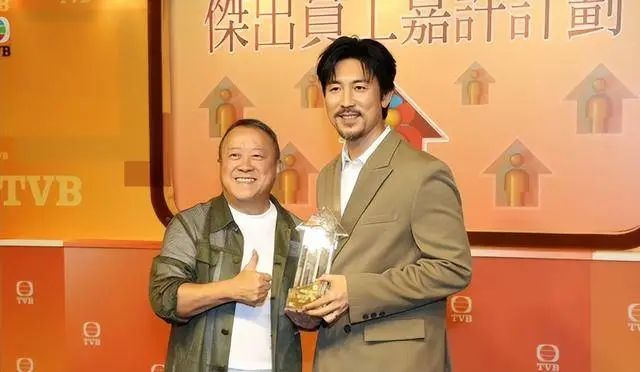 44岁谭俊彦获TVB杰出员工奖，曾志伟亲颁盛赞，分量等同视帝
